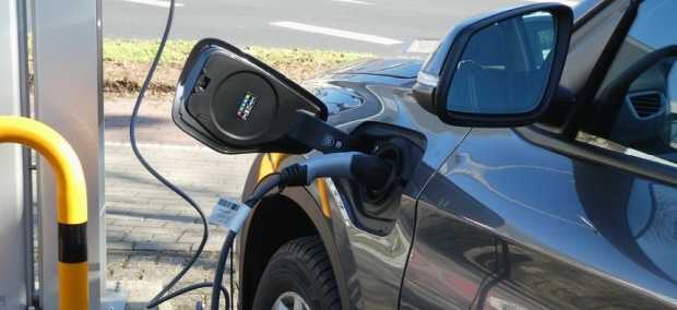 German electric vehicle sales drop after subsidies expire – Blazingcatfur