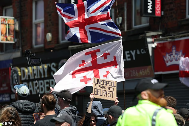 Anti-beheader protesters clash with counter-demonstrators across UK ...